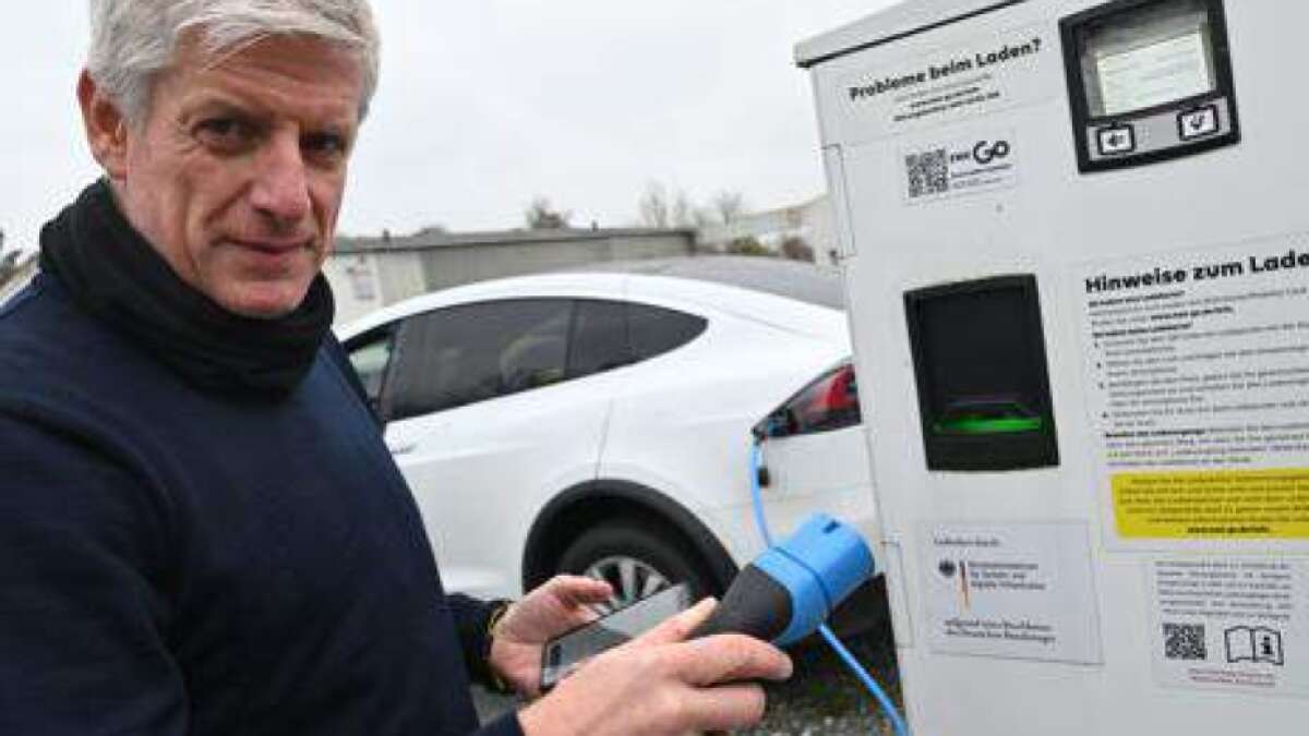 Elektromobilität hat es in Hinte nicht leicht. Der Autohändler Andreas ...