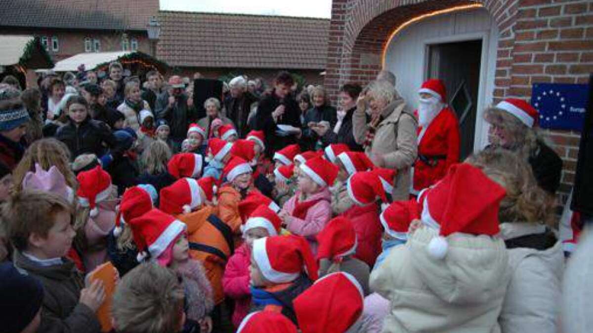 Advent vor dem Rathaus Hinte: Der neue Weihnachtsmarkt ist ein echter ...