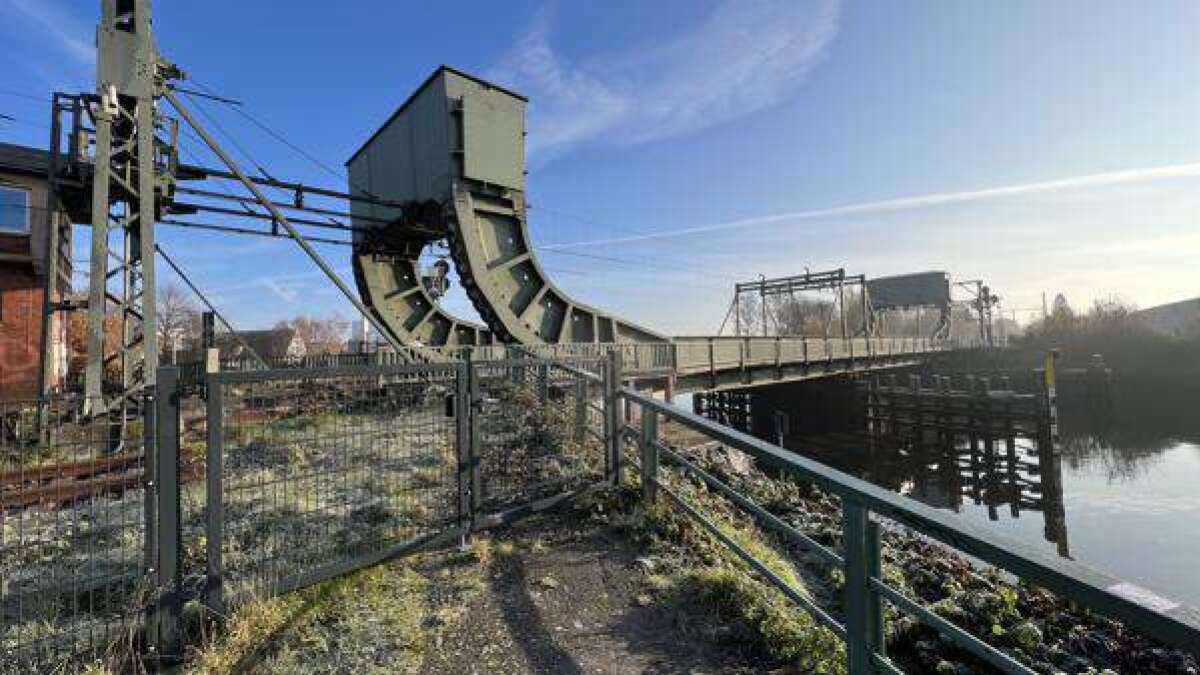 Eisenbahnbrücke in Oldenburg: Weg an Westseite weiter versperrt