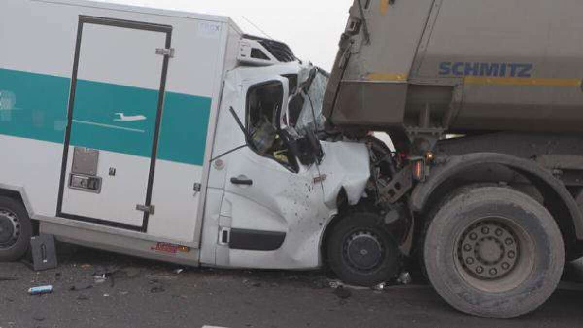 Rodenkirchen: Fahrer im Kleinlaster eingeklemmt