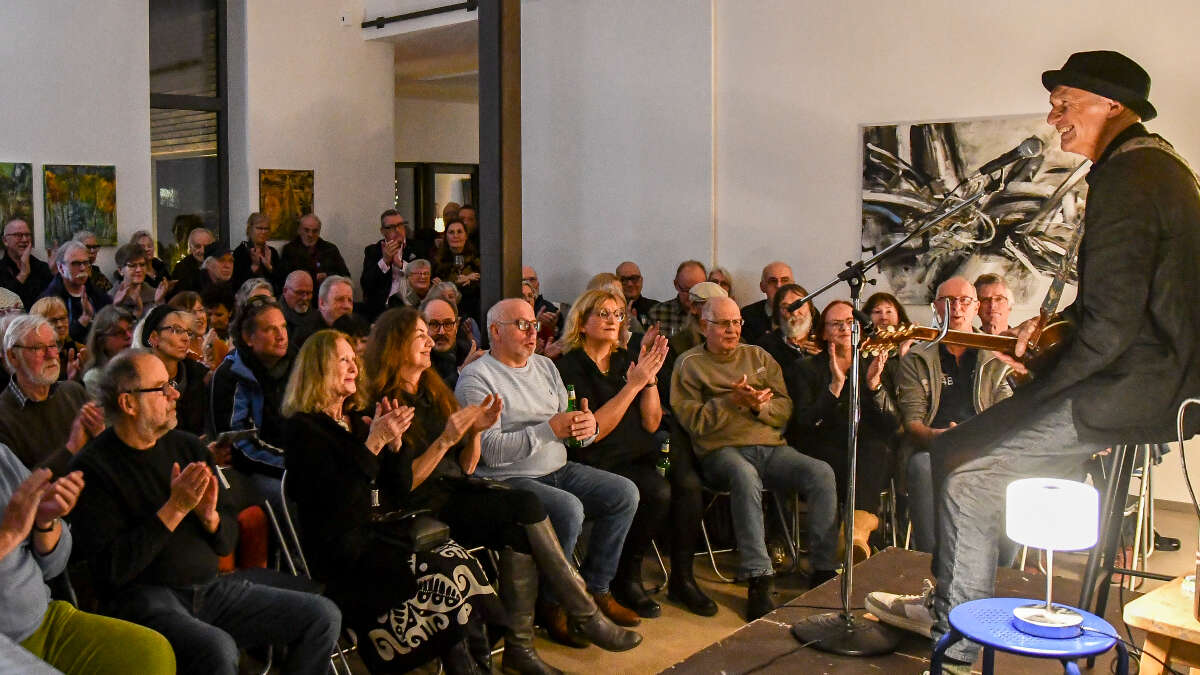Konzert in Neuenburg: Abi Wallenstein spielt in der Galerie Sonja Wachter