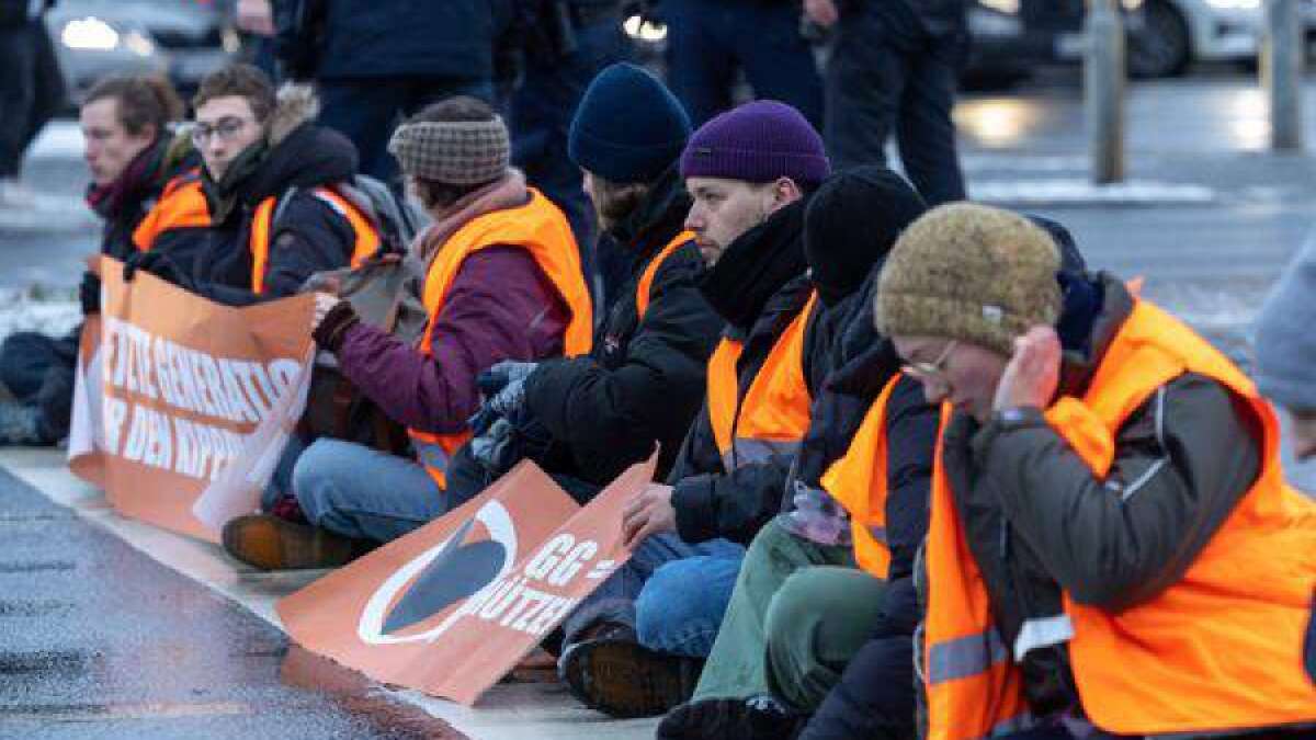 Klimaschutz-Protest: Letzte Generation will Störungen auf jede Stadt ...