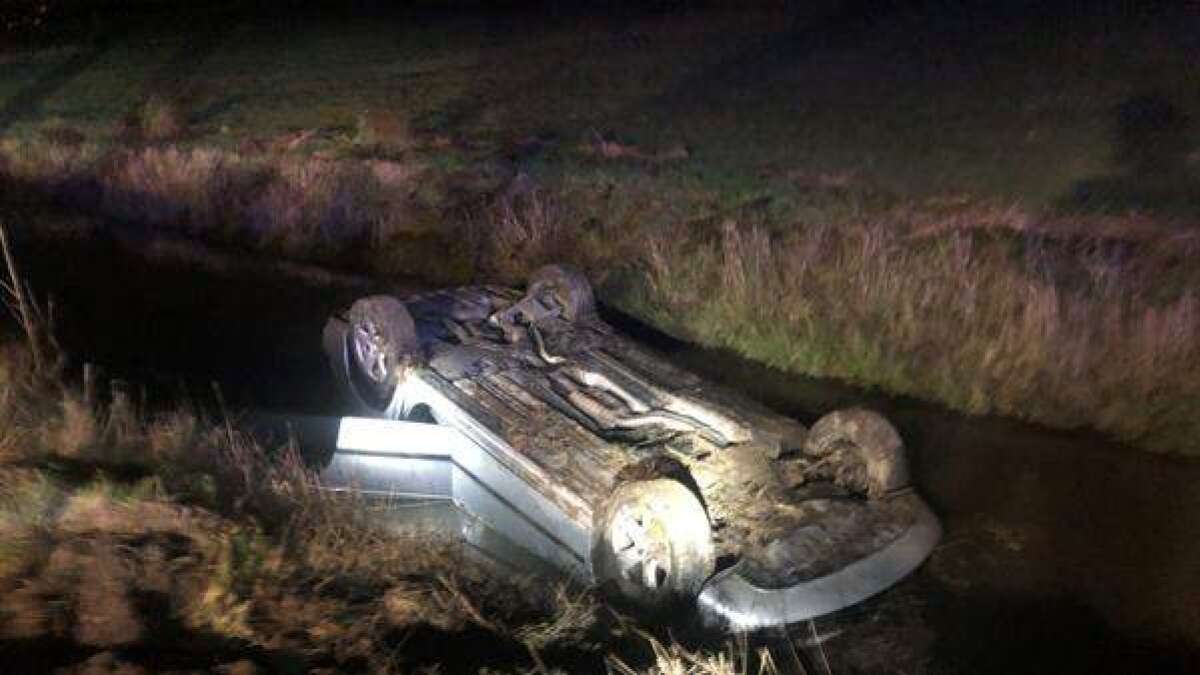 Unfall zwischen Emden und Hinte: Auto landet kopfüber im Graben