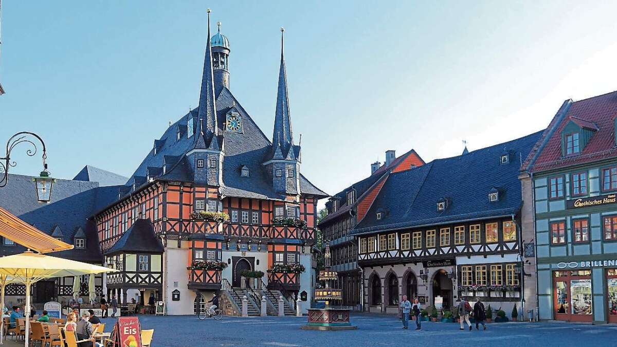 Bunte Stadt mit Karikaturen am Rathaus