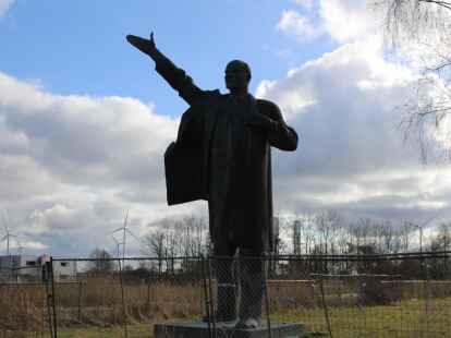 Blick von Ostfriesland nach Zuidbroek: Was macht eine Lenin-Statue in ...