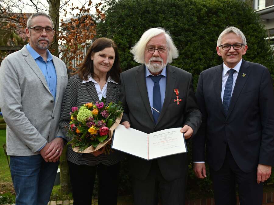 Verleihung in Dornum: Georg Murra-Regner mit Bundesverdienstkreuz ...