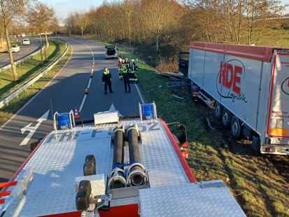 Unfall auf der B210: Lkw rutscht in Graben