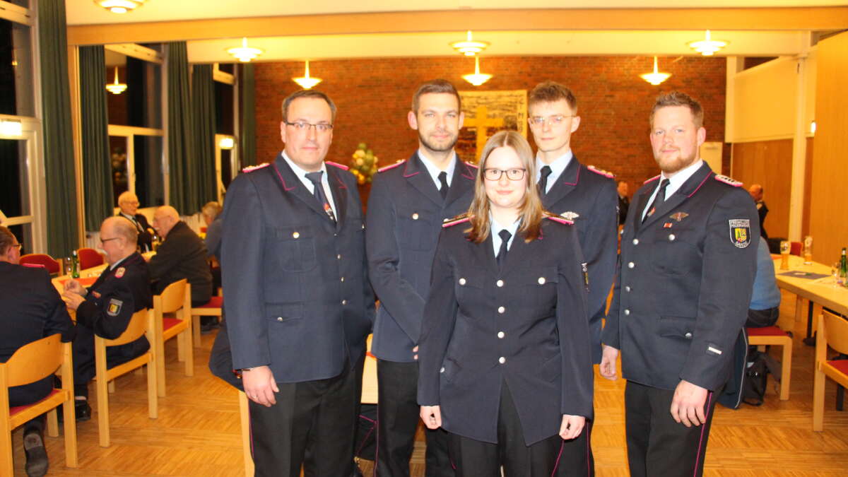 Feuerwehr Sande: Drehleiter und Lehrgänge brandaktuelle Themen