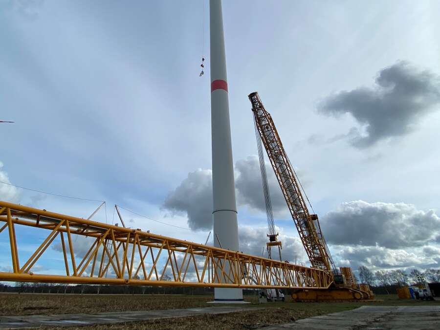 Defektes Windradlager in Hatten: Kolossaler Kran kommt im Windpark zum ...