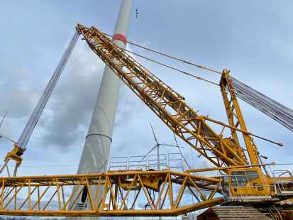 Defektes Windradlager in Hatten: Kolossaler Kran kommt im Windpark zum ...