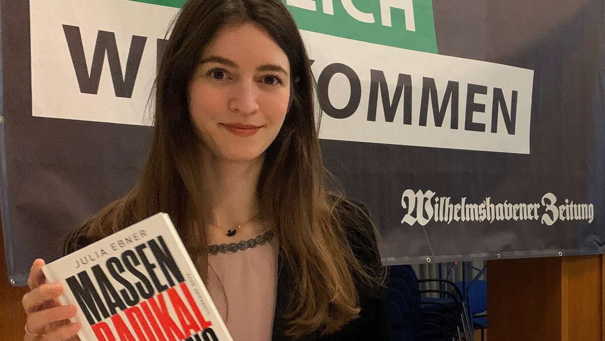 Julia Ebner referiert in VHS Wilhelmshaven über Massenradikalisierung