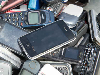 Recycling in Zetel: Sammelboxen für alte Handys und Smartphones