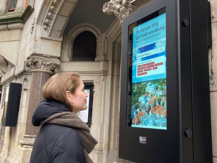 Digitale Displays in Oldenburg am Rathaus und Pferdemarkt
