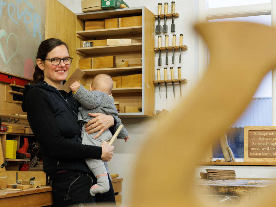 Kein Mutterschutz für Selbstständige – Tischlerin Johanna Röh aus ...