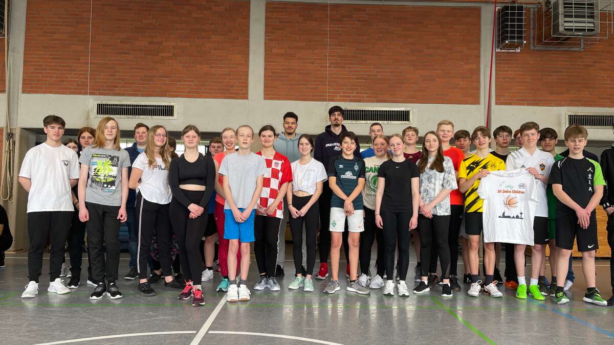Eisbären Bremerhaven: Besuch an Zinzendorfschule Tossens Projekt Wir ...