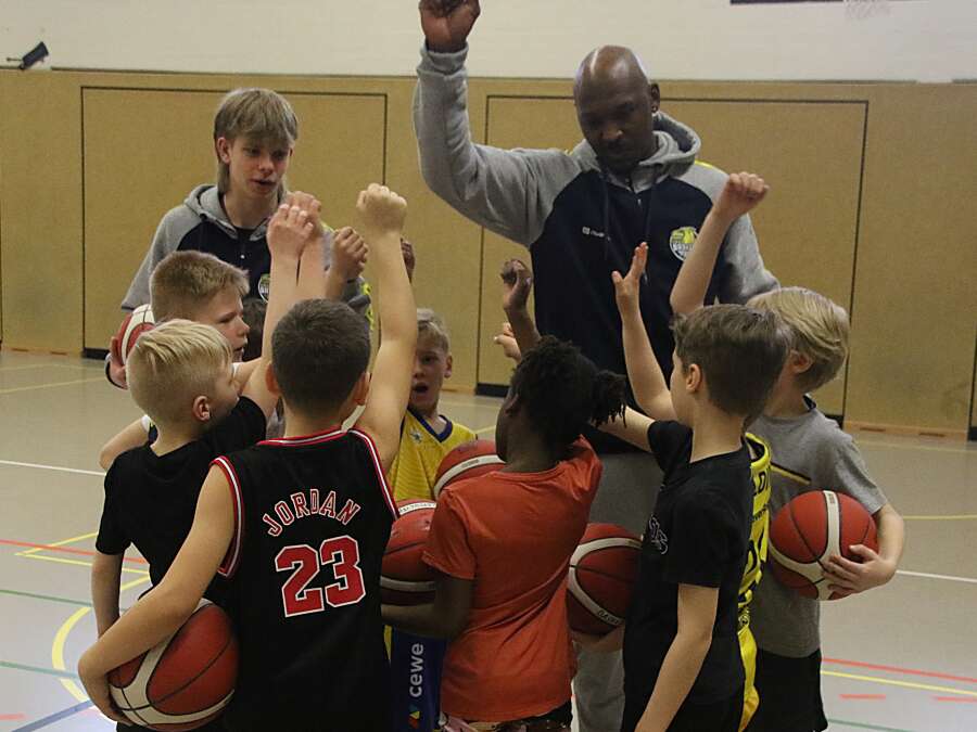 Rickey Paulding zu Besuch beim Basketball-Jugendcamp der TSG Westerstede