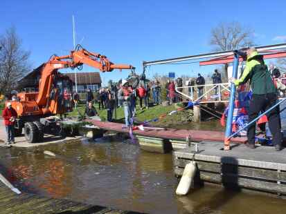 Segelclub Weserstrand Elsfleth: Neue Steganlage im Yachthafen zu Wasser gelassen