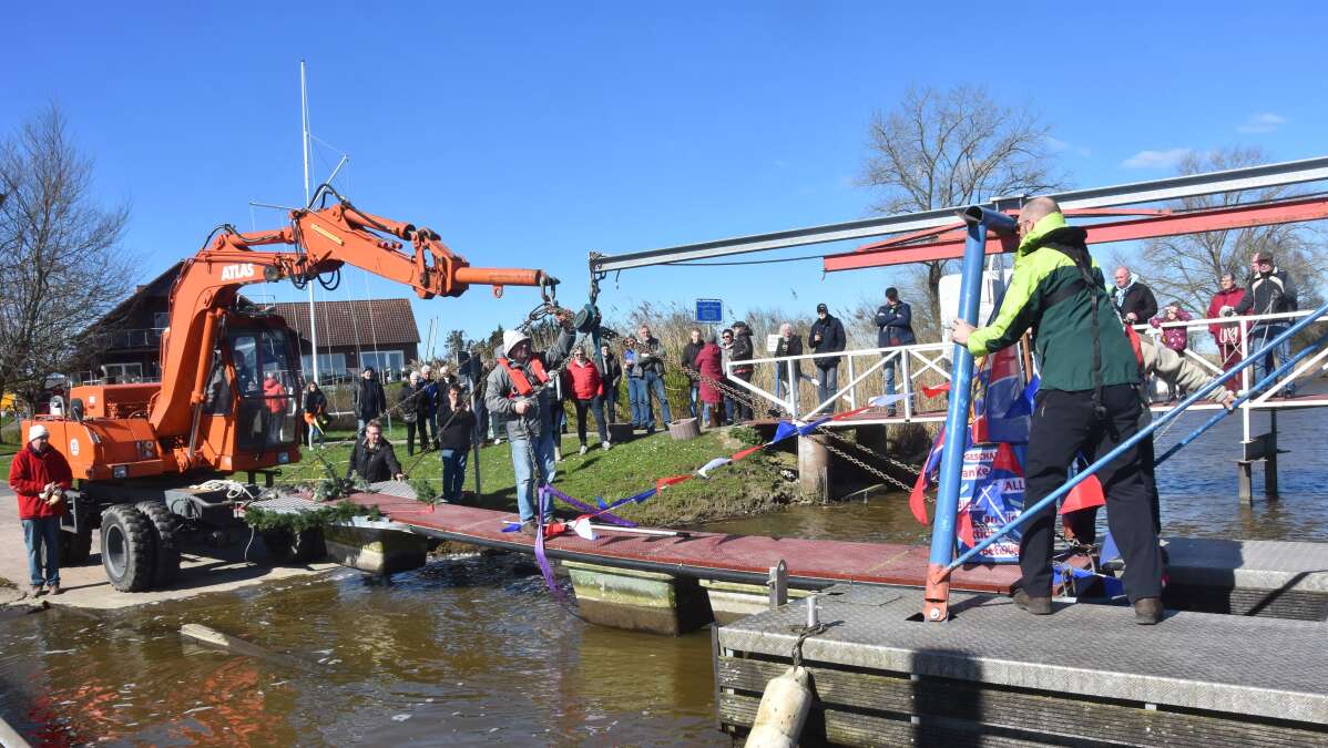 Segelclub Weserstrand Elsfleth: Neue Steganlage im Yachthafen zu Wasser gelassen