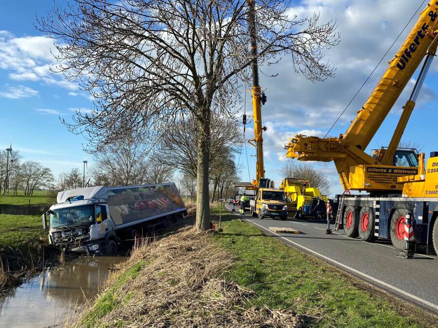 Unfall auf B 212 bei Brake: Lkw rutscht in Graben