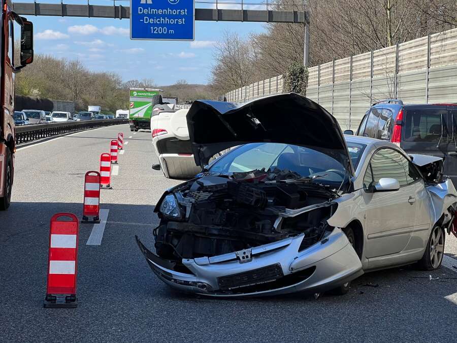 Unfall A 28 in Delmenhorst: Drei Fahrzeuge kollidieren – eines landet auf dem Dach