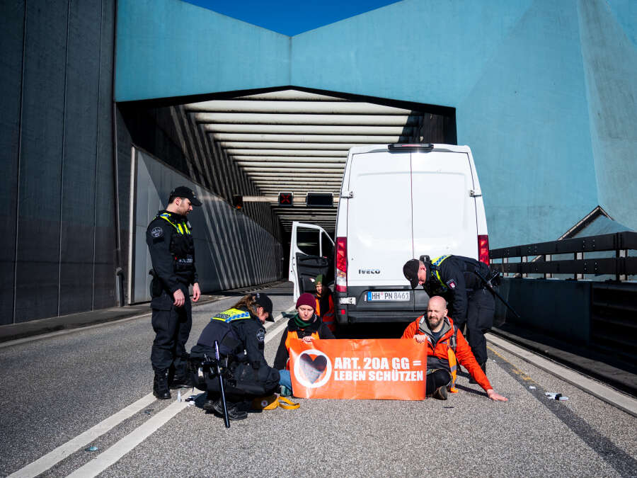 Hamburg: Klimaaktivisten blockieren Elbtunnel und Elbbrücken