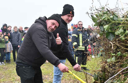 Osterfeuer in Huntlosen: Rund 300 Besucher bestaunen Brauchtum
