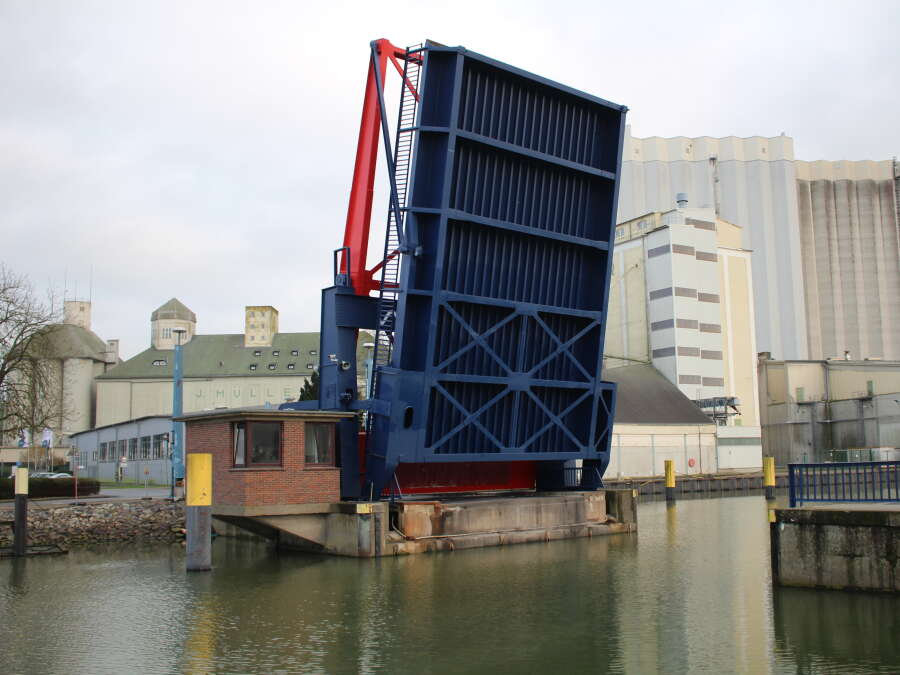 Brommy-Brücke in Brake: Verbindung zwischen Hafen und Stadtgebiet gesperrt