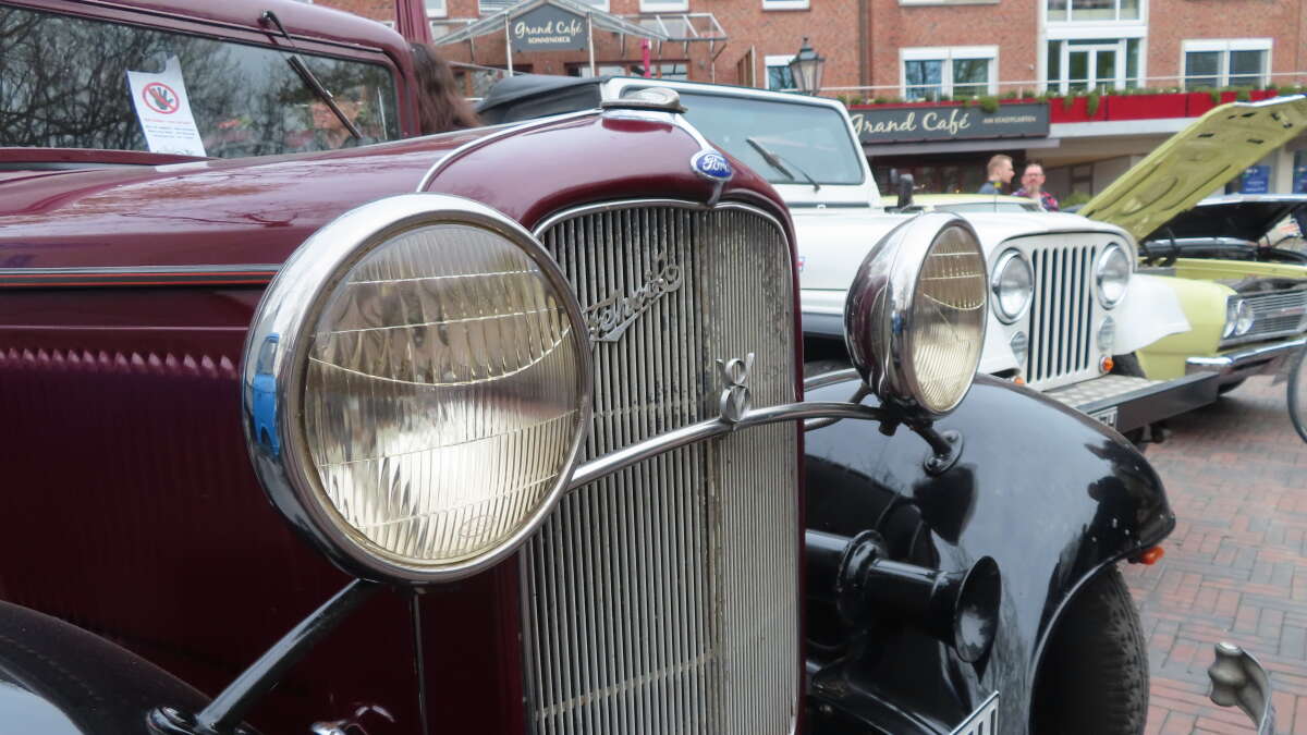 Oldtimer und US-Car Treffen Emden: Zeitreise auf vier Rädern im Stadtgarten