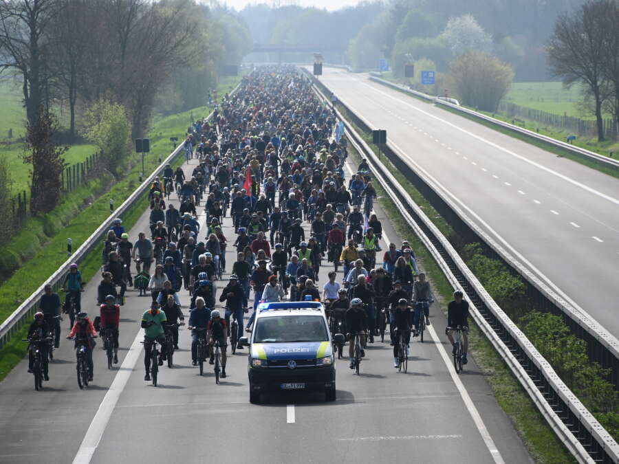 Protest gegen A20: Demonstranten radeln über die Autobahn – 1800 ...