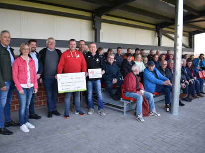 Anlage beim BV Varrelbusch: Neue Tribüne mit Helferfete eingeweiht