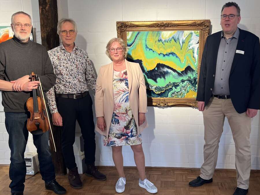 Kunst und Kultur im Güterschuppen Westerstede: Ausstellung mit Pouring ...