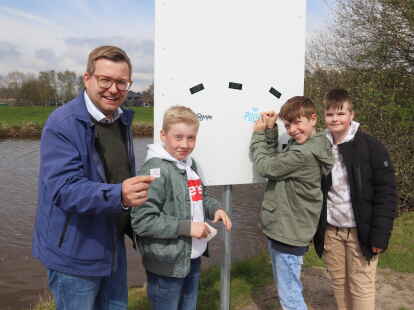 Idee stammt von drei Jungs: Neue Stickertafeln am Barßeler Hafen