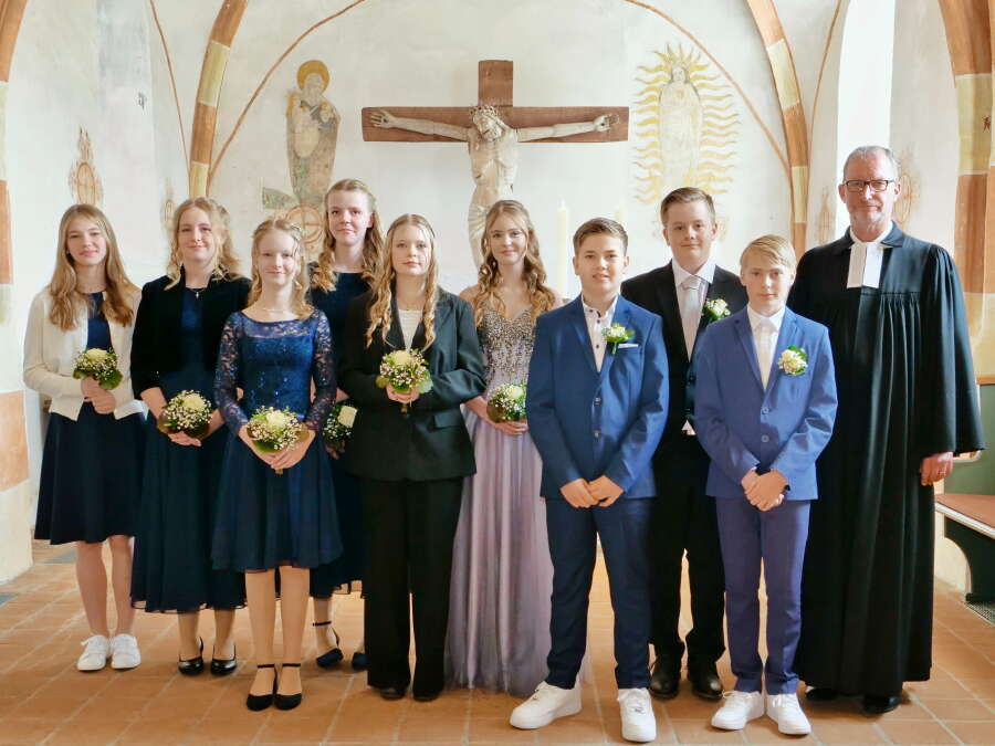 Konfirmation in Kirchhatten: Pastor Menzel segnet Jugendliche ein
