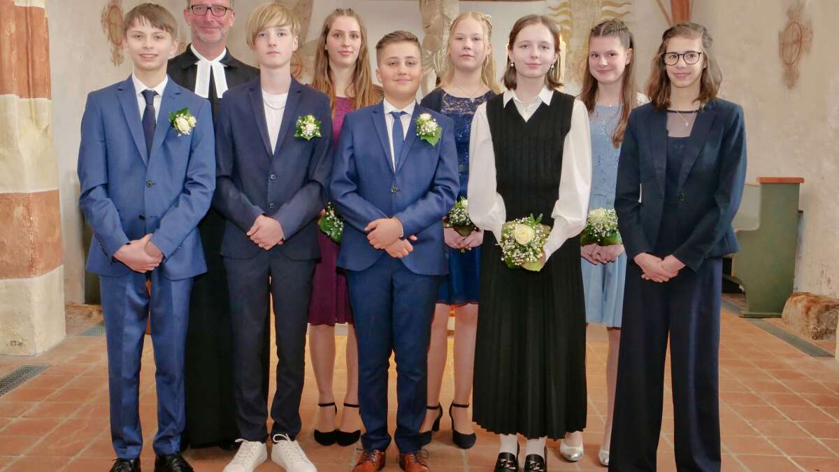 Konfirmation in Kirchhatten: Pastor Menzel segnet Jugendliche ein