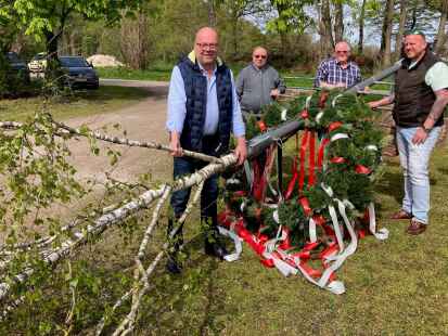 Maibaumsetzen in Ganderkesee: Frühschoppen und Tanz in den Mai