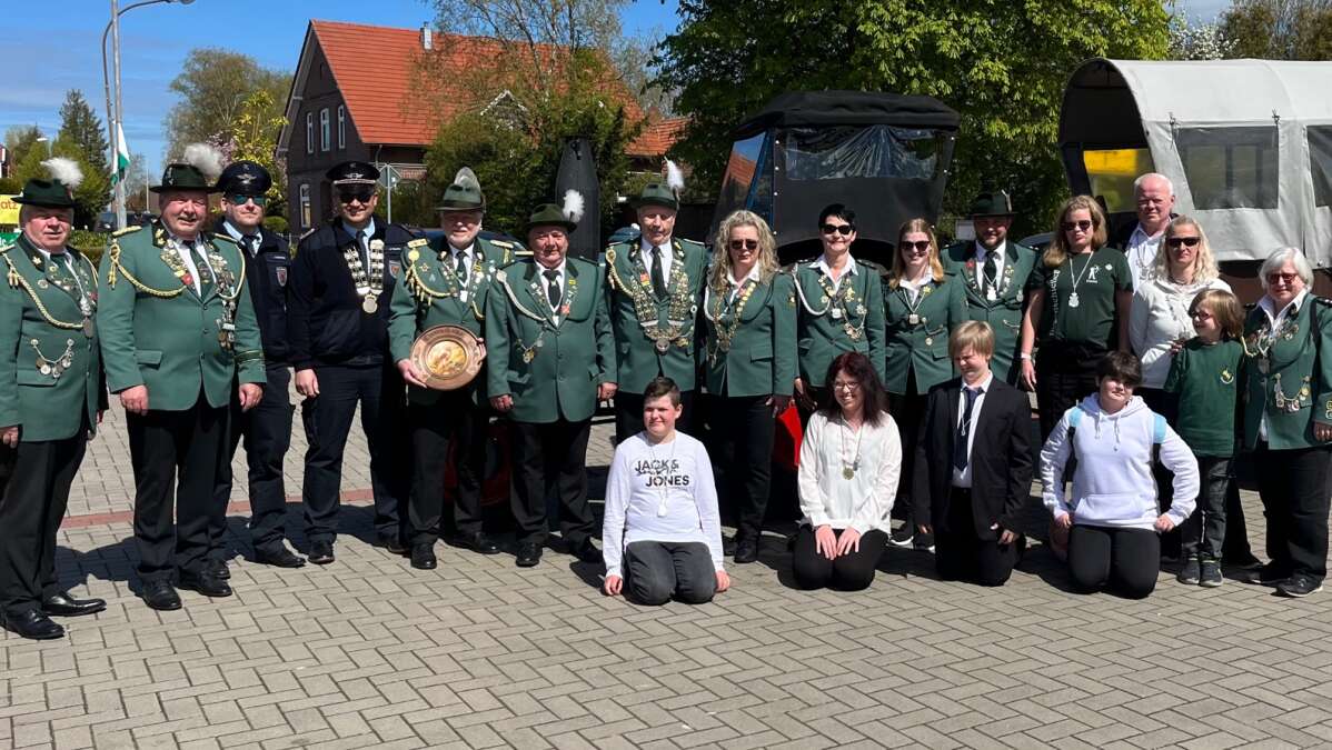 Schützen haben ein neues Königshaus: Erwin Hinrichs regiert in Burhafe