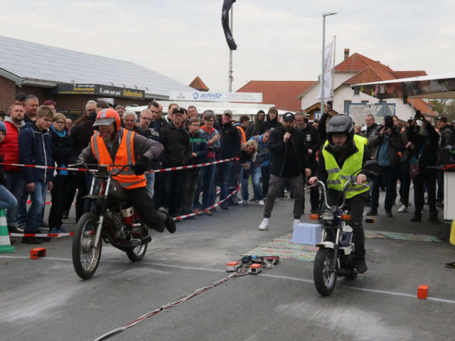 Mofa-Drag-Race in Schweiburg lockt Tausende