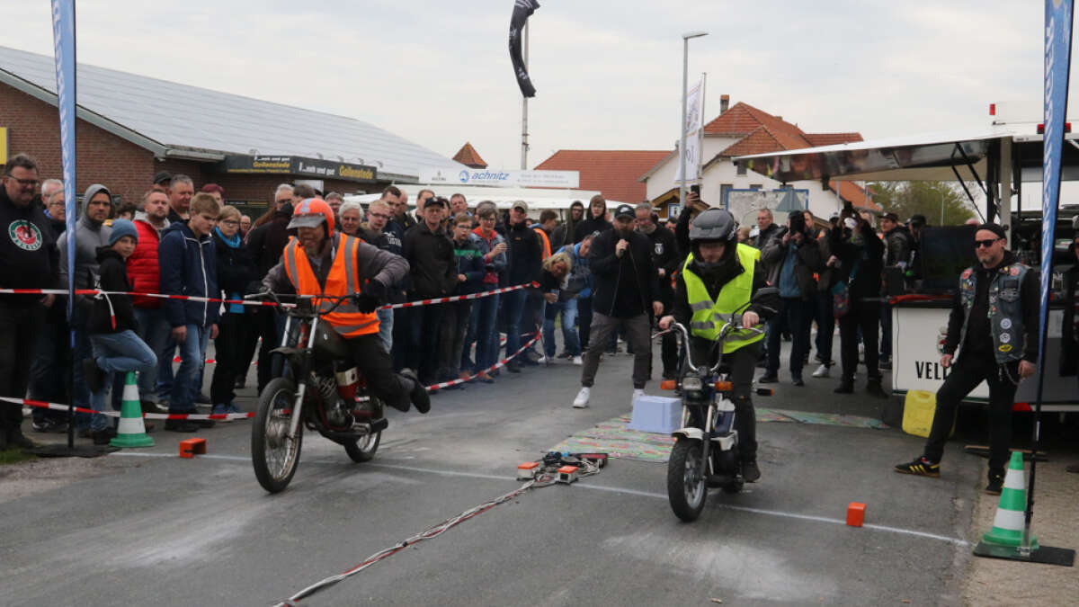 Mofa-Drag-Race in Schweiburg lockt Tausende