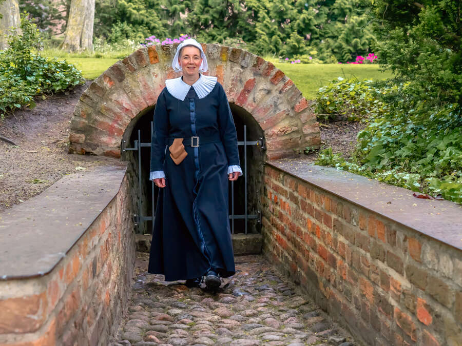 Bei Kostümführung in Jever gibt Fräulein Maria Einblicke in ihr Leben