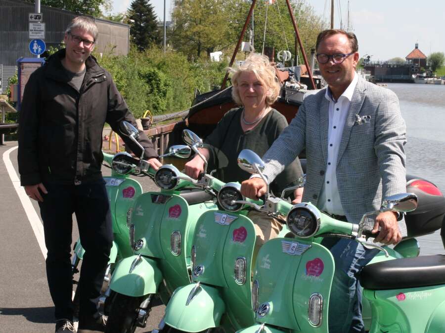Urlaub in Weener: Mit dem Retro-Roller durch die Hafenstadt sausen