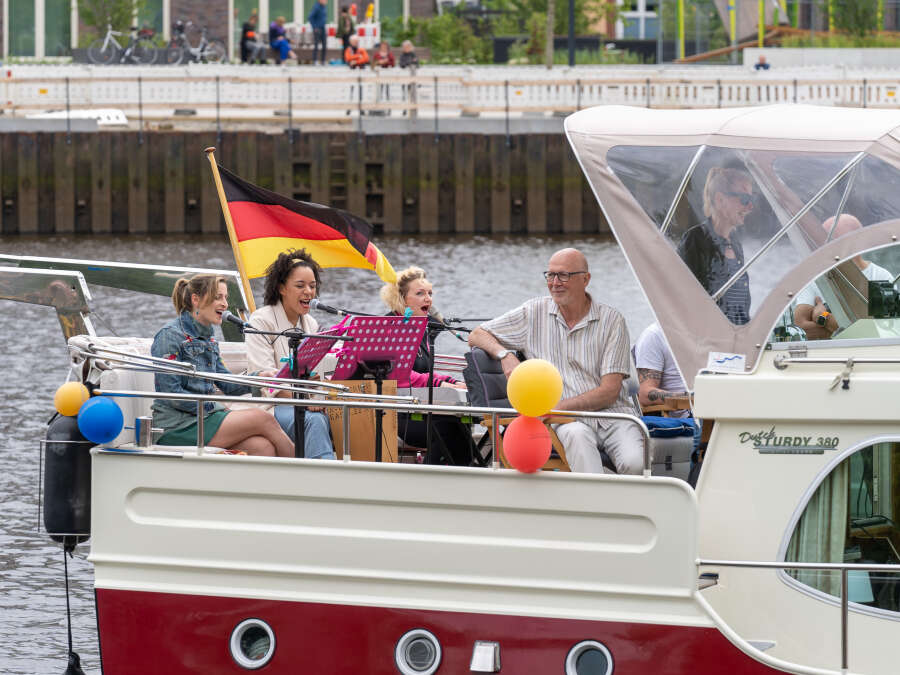 Kulturelle Deichpartie: Staatstheater Oldenburg gibt Konzert auf dem Wasser