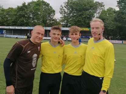 Fußball: Neue Headsets für die Schiedsrichter-Ausbildung in Ostfriesland
