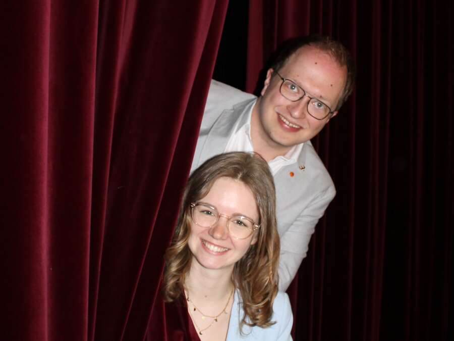 Niederdeutsche Bühne Wiesmoor sammelt Spenden für neuen Theatervorhang