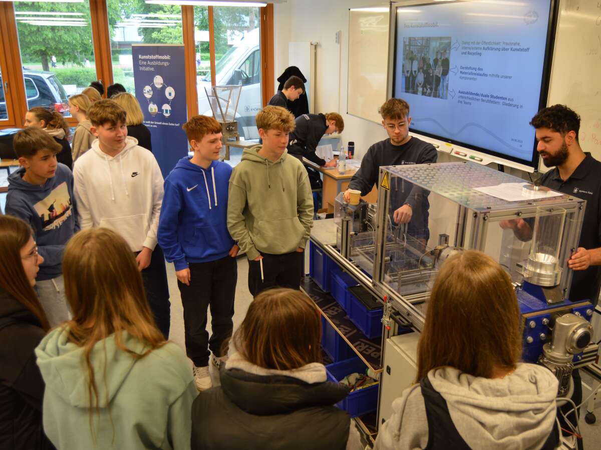 Lohner Pöppelmann-Azubis erklären Cloppenburger CAG-Schülern Kunststoff ...