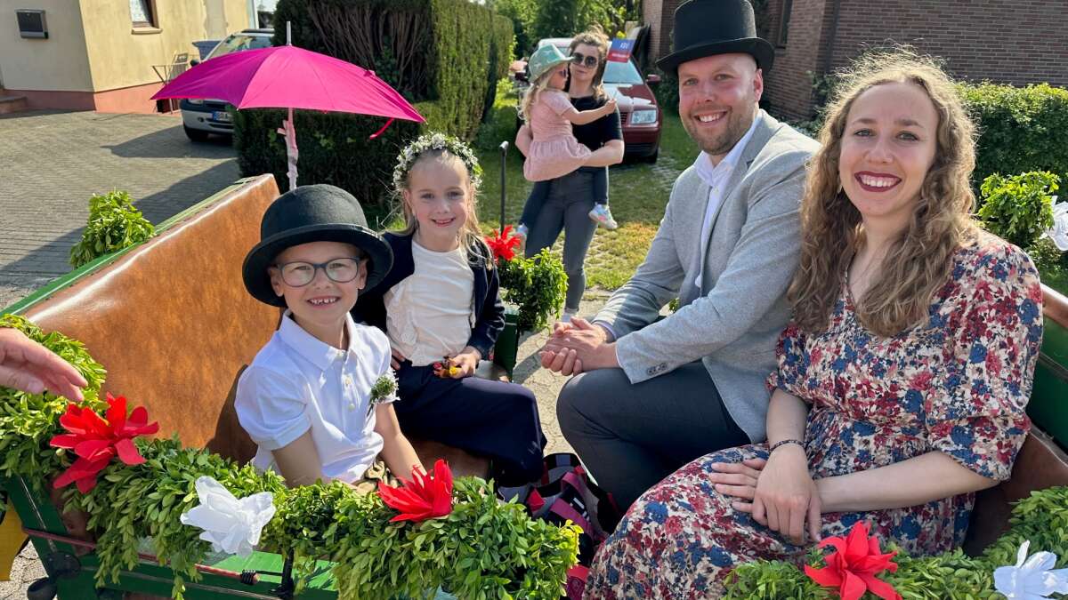 Ellwürden/Eckwarden/Seefeld: Geschmückte Bäume unter blauem Himmel