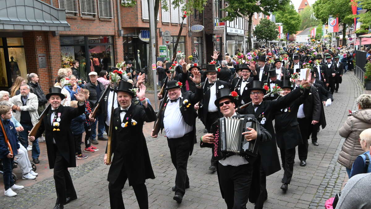 3416 Schützen und Musikanten marschieren beim Gildefest durch Wildeshausen