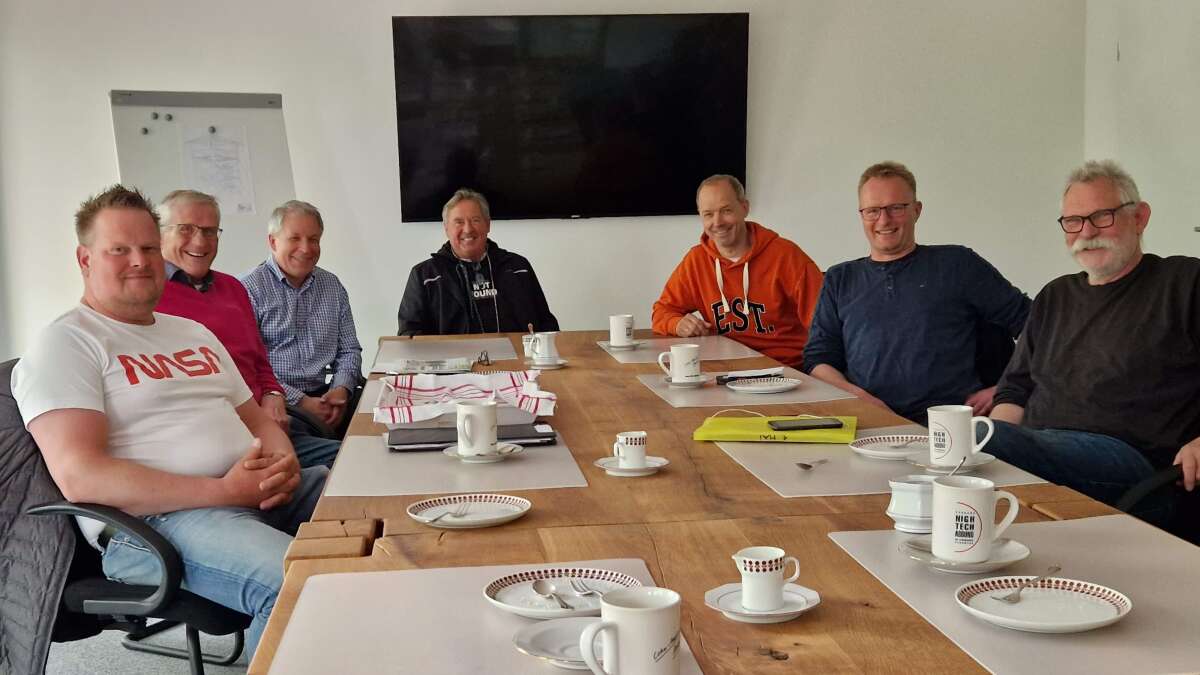 Handwerker in Hude: Stammtisch will Maibaum-Schilder zurück