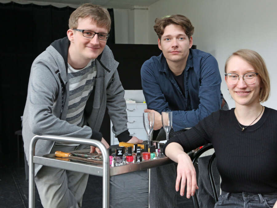 „POV: Du machst deiner Freundin die Nägel“ erstmalig an Landesbühne ...