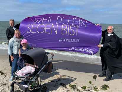 Kirche: Tauffest am Strand von Hooksiel