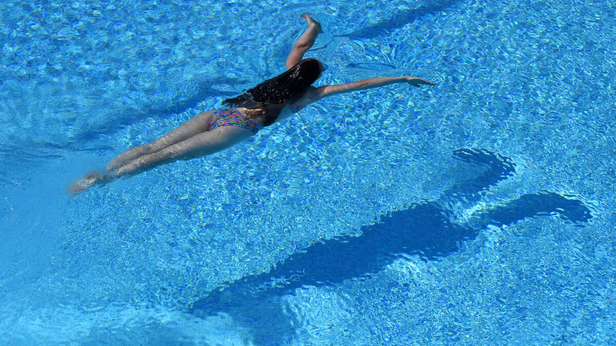 Oben-ohne-Regeln im Schwimmbad: Barbusig baden in Varel und Quellbad Dangast?